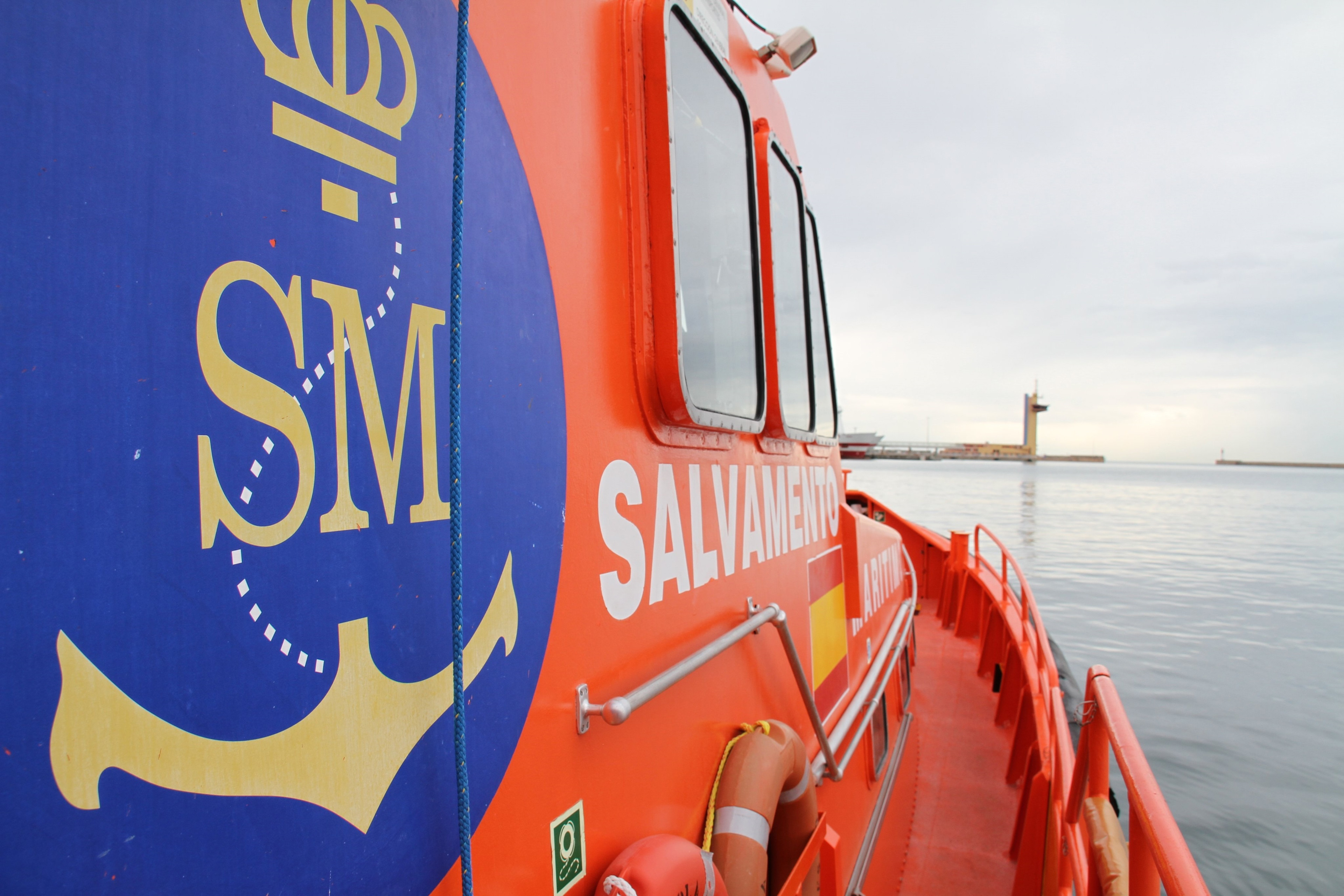 Hallan el cuerpo sin vida de una persona flotando junto a un barco volcado en Moaña (Pontevedra)