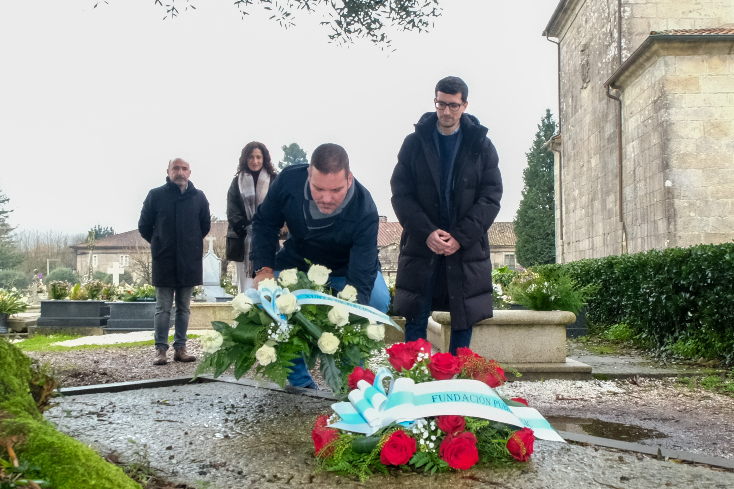 Ofrenda floral en la tumba de Cela por los 75 años de 'La colmena'